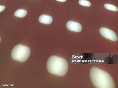 물방울 무늬가있는 빨간색 배경 눈먼 눈먼 의 구멍을 통해 빛나는 태양의 광선과 색깔의 표면에 밝은 흐릿한 원을 페인팅 0명에