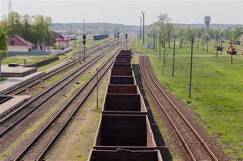 일몰에 모션에 철도입니다 역 모션 블러 화려한 푸른 하늘 산업 개념 배경에 대 한 효과 철도 여행 철도 관광입니다 흐리게 철도입니다 교통 강철에 대한 스톡 사진 및 기타