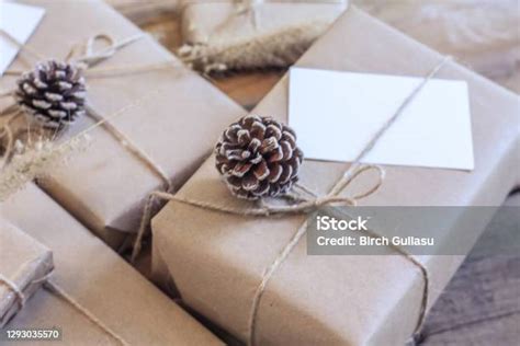 크리스마스 선물 상자 나무 테이블에 갈색 재활용 종이와 메모장을 사용합니다 0명에 대한 스톡 사진 및 기타 이미지 0명