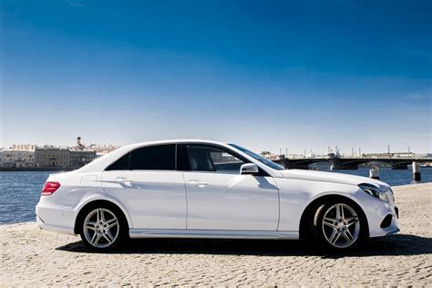 Белый Mercedes E212 restyling | Luxury Cars