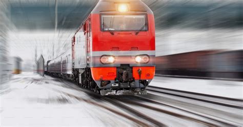고속철도의 겨울 풍경 여객 마차가있는 경주 기관차 사진 Unsplash의 수송 이미지