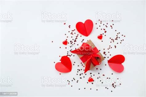 흰색 바탕에 선물 상자 발렌타인 데이 개념입니다 플랫 레이 평면도 복사 공간 0명에 대한 스톡 사진 및 기타 이미지 0명 개념 건설 프레임 Istock