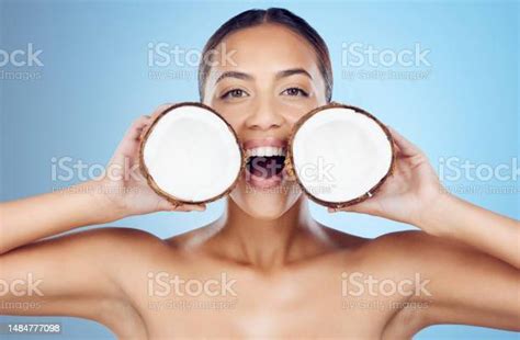 코코넛 스킨케어 자연의 아름다움 깨끗한 웰빙 및 스튜디오 배경을 위한 여성과 초상화 흥분 모델 열대 여름 과일과 화장품으로 해독 영양 건강한 얼굴 광채 및 와우 18 19