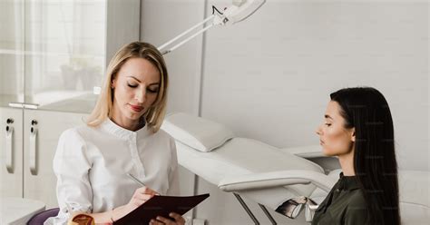 산부인과 의사가 어린 소녀에게 생리 주기에 대해 묻고 앙케이트에 정보를 적어 둡니다 부인과 전문의와의 상담 및 부인과 클리닉에서 여성의 생식 건강에 대한 상담 사진