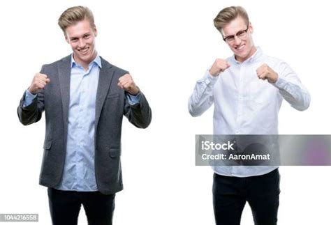 젊은 잘생긴 금발 비즈니스 남자 매우 행복 하 고 흥분 무기와 우승자 제스처를 하 고 다른 의상을 입고 웃 고 성공을 위한 비명 축 하 개념입니다 구도에 대한 스톡 사진 및