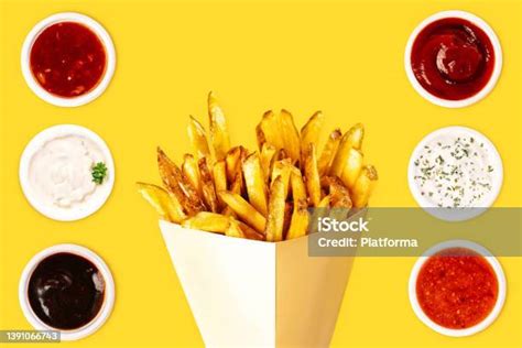 감자 튀김 노란색 배경에 다양한 소스로 감자 튀김 패스트 푸드 공간을 복사합니다 고립 감자 요리에 대한 스톡 사진 및 기타 이미지 Istock