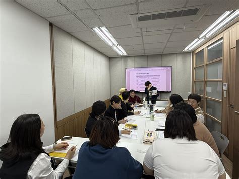 피플퍼스트서울센터 지금 우리는 무슨 회의를 하고 있는 걸까요 25년 3월~5월까지 진행되고 있는 24년 발달장애인 실태조사”에 대해 논의하고 있어요 먼저 21