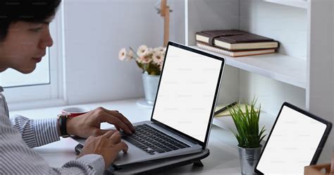 창의적인 직장에서 여러 장치로 작업하는 남성 프리랜서의 크롭 샷 사진 Unsplash의 무선 기술 이미지