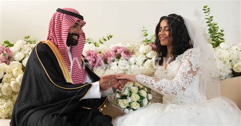 خاتم مرصع بالجواهر، الفرح والسرور في يوم الزفاف، استبدال خواتم الزواج، صورة لرجل عربي يرتدي الزي