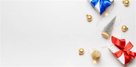 크리스마스 선물 흰색 리본 골드 볼 반짝이는 불빛이 있는 흰색 선물로 인사말 카드를 위한 흰색 배경에 있는 자마스 장식으로 화환