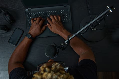 아프리카계 미국인 성공적인 라디오 호스트 회담 다양한 주제에 대해 팟캐스팅에 대한 스톡 사진 및 기타 이미지 팟캐스팅 Brand Name Smart Phone Dj