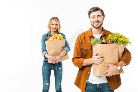 她的男朋友带着购物车和纸袋在白色上被隔绝高清图片下载 正版图片503501651 摄图网