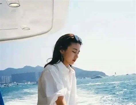 汪峰大女儿小苹果海边度假 妆容精致尽显文艺范儿 搜狐大视野 搜狐新闻