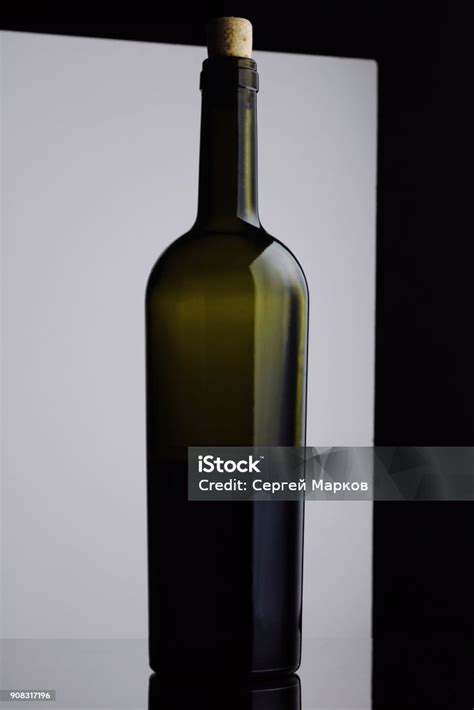 레드 와인의 병을 엽니다 와인 반 병입니다 한 병의 와인에 검은색과 흰색 배경 검은색과 흰색 배경에 고립 된 코르크와 병 0명에 대한 스톡 사진 및 기타 이미지 Istock
