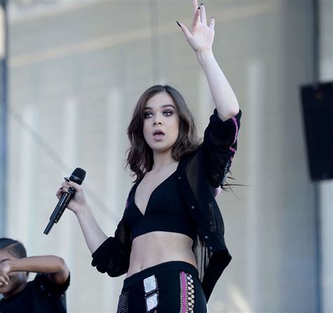 Hailee Steinfeld Performs At 2016 Iheartradio Music Festival Day 1 02 Gotceleb