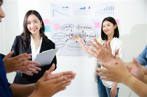 성공적인 비즈니스 프리젠 테이션을 만드는 행복한 두 비즈니스 여성 올해의 목표 해결을 충족합니다 성공을 위한 팀 동료 박수 개선에 대한 스톡 사진 및 기타 이미지 Istock