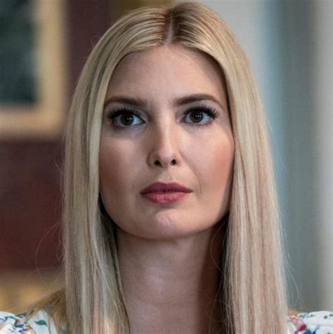 Всички полудяха по роклята на Иванка Тръмп Очарова с изящна рокля на