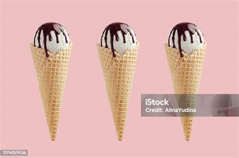 분홍색 배경에 초콜릿 소스를 곁들인 바삭한 와플 콘에 화이트 아이스크림 3개 세트가 세팅되어 디자인이 특징입니다 3가지 개체에