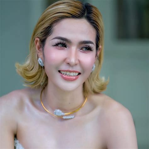 Sophea Sophea Povលក់ស្បែកជេីងកីឡានាំចូលពីអាមេរិច