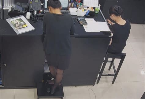 The Jewelry Store Hostess In Black Nylon Show Us Her Cute Feet 39