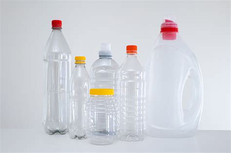 재활용 준비가 된 라벨이 없는 다양한 빈 투명 플라스틱 병 클로즈업 스튜디오 촬영 사람 없음 색상 이미지에 대한 스톡 사진 및 기타 이미지 Istock