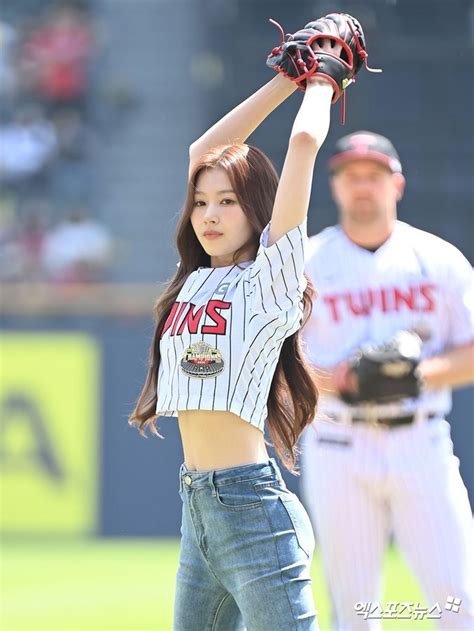 앨리스 소희 빨간 탱크탑 허리와 배꼽 백바지 화난엉덩이