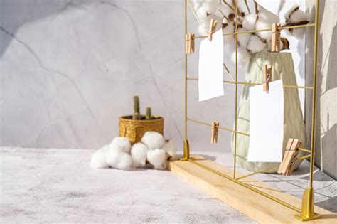 여자 는 기분 보드를 만드는 카드와 포스터는 그리드 보드에 업을 조롱 공간을 복사합니다 여성힙스터 오피스 테이블 장식 홈 오피스 데스크탑 프리랜서 블로거 직장 0명에 대한