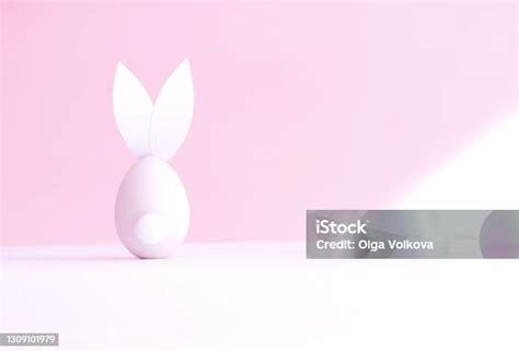 분홍색 배경에 토끼의 형태로 부활절 달걀 뒷모습 귀 부분에 대한 스톡 사진 및 기타 이미지 귀 부분 귀여운 꼬리 Istock