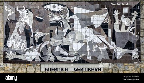 Guernica Spagna 09 Aprile 2018 Una Parete Piastrellata A Gernika