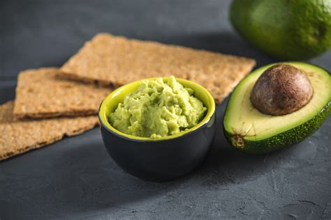 테이블에 빵과 으깬된 아보카도 육체의 차가운 전채 유기농 에코 제품에서 전통적인 멕시코 음식 건강한 식생활에 대한 스톡 사진 및 기타 이미지 Istock
