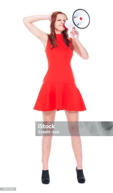 1 819 세의 전체 길이 1819 세 아름 다운 빨간 머리 백인 젊은 여자 십대 소녀 앞 의 흰색 배경 입고 하이힐 과 들고 메가폰 18 19세에 대한 스톡 사진 및 기타