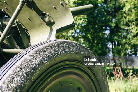 제 2 차 세계 대전의 시간에서 오래 된 금속 녹색 대포 세부 사항 과거에서 싸움을 위한 무기입니다 Ww2 개념입니다 현대 세계의 역사입니다 영광과 승리의 기념물입니다 0