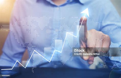 세계지도 배경에 기업을 성장 하는 화살표 그래프를 가리키는 사업가 성공과 성장 국제 비즈니스에 개발 과녁에 대한 스톡 사진 및