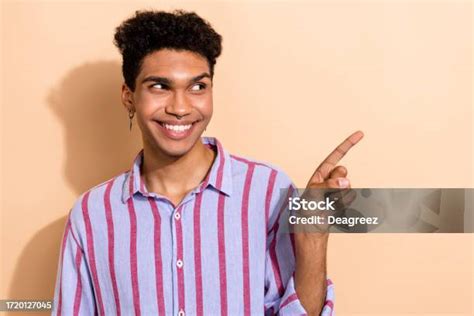 재미 있고 트렌디 한 젊은이의 사진 직접 손가락 옆 빈 공간 재미있는 참신 광고판 격리 된 베이지 색 배경 18 19세에 대한 스톡 사진 및 기타 이미지 Istock