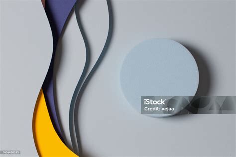 종이에 빈 둥근 기하학적 모양 밝은 파란색 연단 플랫폼은 추상 최소한의 기하학적 모양 파란색과 노란색 색상 배경을 자릅니다 제품 전시를 위한 평면도 모형 0명에 대한 스톡