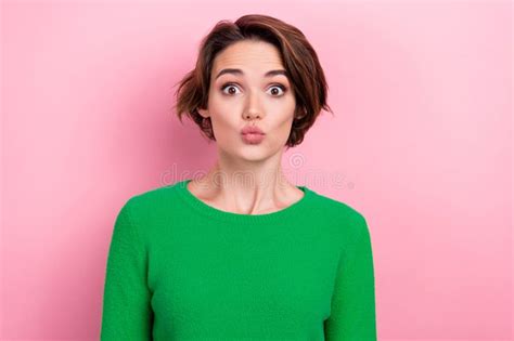Foto De Una Jovencita Graciosa Que Usa El Saltador De Moda Labios