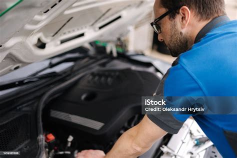 차고에서 일하는 자동차 정비사 서비스 중인 자동차 수리 과정 건물 외관에 대한 스톡 사진 및 기타 이미지 건물 외관 검사