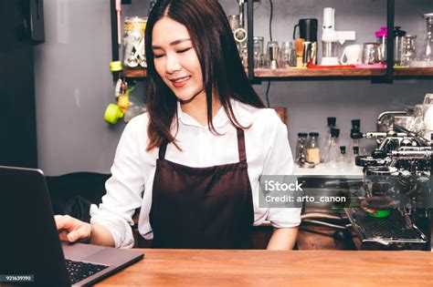 바리 스타 여자 커피숍 카운터 바에서 디지털 Labtop 계산을 사용 하 여 개념에 대한 스톡 사진 및 기타 이미지 개념