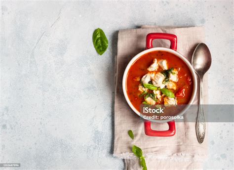닭고기 야채 바질을 곁들인 따뜻한 토마토 수프 밝은 콘크리트 배경입니다 공간을 복사합니다 맨 위 보기 가을에 대한 스톡 사진 및 기타 이미지 Istock