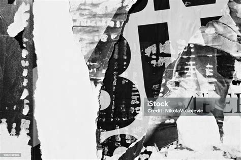 빈 흰색 검은 오래 된 찢어진된 찢어진된 종이 구겨진 주름 잡은 포스터 그런 지 질감 배경 배경 현수막 0명에 대한 스톡 사진