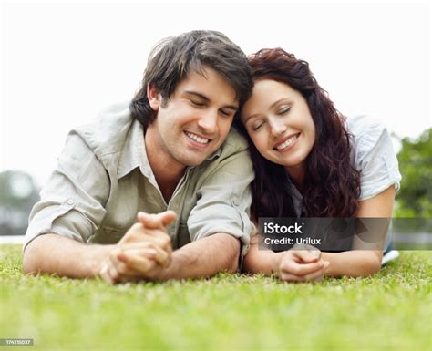 속 편함 커플입니다 지출 평화로운 및 낭만적임 시간을 함께 귀여운에 대한 스톡 사진 및 기타 이미지 귀여운 누워있기