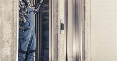 예정된 유지 보수를 수행하는 40대의 백인 주거용 엘리베이터 기술자 사진 Unsplash의 기술자 이미지