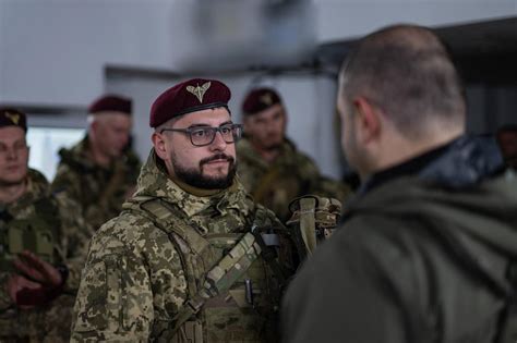 Міністр оборони Умєров відвідав позиції українських захисників на Таврійському напрямку Букви