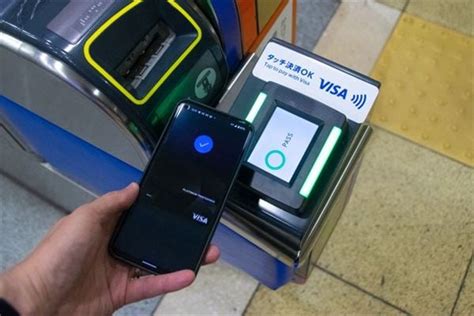 クレジットカードで電車に乗れる｢visaのタッチ決済｣対応の改札機を使ってみた！ Suicaなどの交通系icカードと同じように、スムーズに改札
