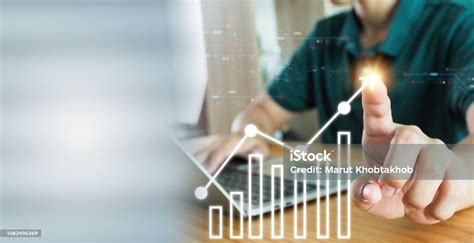 비즈니스의 긍정적인 지표 투자자는 성장 차트를 그립니다 개념에 대한 스톡 사진 및 기타 이미지 개념 개발 경영자 Istock