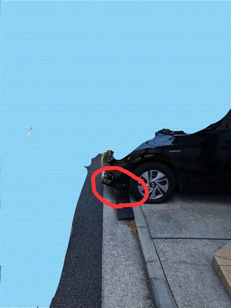 近所に、いつも自宅駐車場から車の前部分をはみ出して停めてる車があるんだけど、これは合法？ ちなみにこの道は車と人が並走するのも困難なくらい狭い