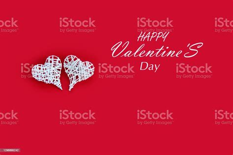 발렌타인 데이에 대한 붉은 종이 배경에 아름다운 마음 텍스트와 창조적 인 인사말 카드와 나무 큐브 해피 발렌타인 데이 개념에 대한 스톡 사진 및 기타 이미지 Istock