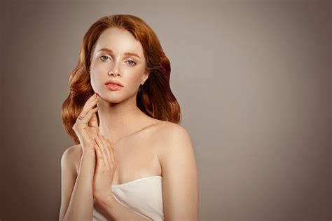 손과 길고 반짝 곱슬 머리와 갈색 머리 여자 소녀 곱슬 헤어스타일 자연 초상화와 아름 다운 모델입니다 브라운에 고립 갈색에 대한 스톡 사진 및 기타 이미지 Istock