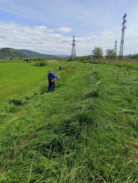 Виконання робіт по обкошуванню дамб каналів територій насосних станцій працівниками