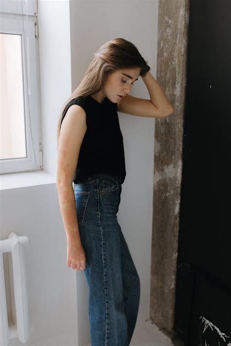 실내 갈색 머리 검은 탱크 탑 경치 긴 머리 낮 낮은 대비 단순한 대조 도시 패션 도시의 미니멀리스트 부드러운 그림자 부드러운 조명 서 있는